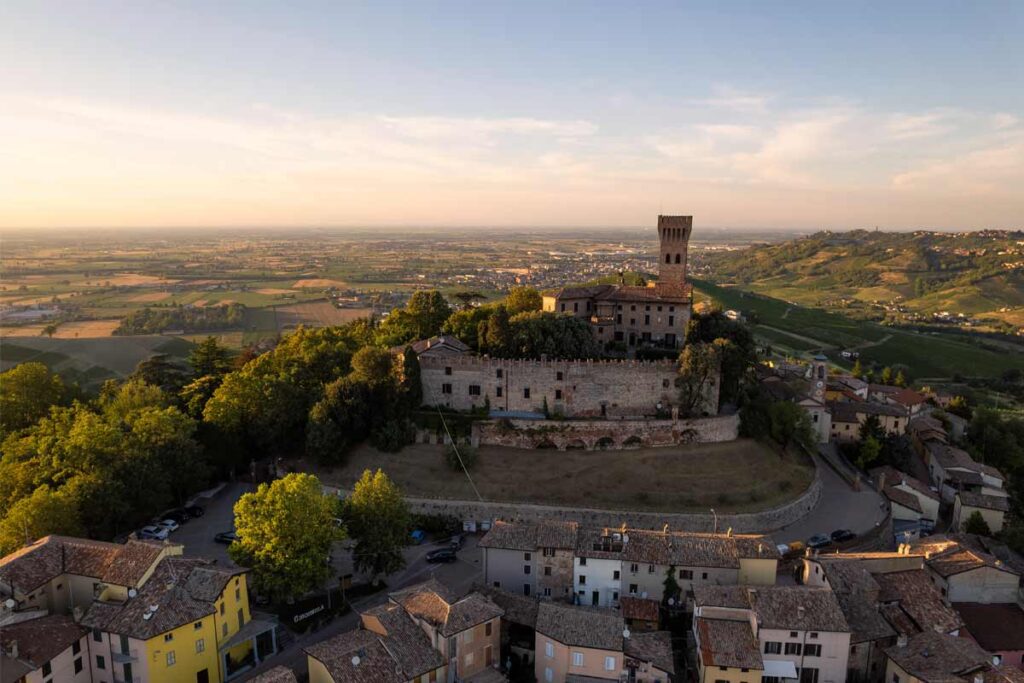 Il Castello di Cigognola: una perla medievale oggi azienda vinicola